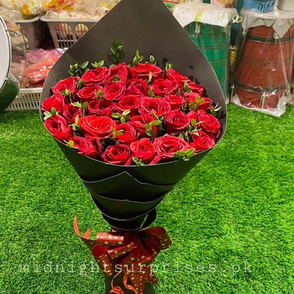 Cake and red roses bouquet – Midnight Surprises